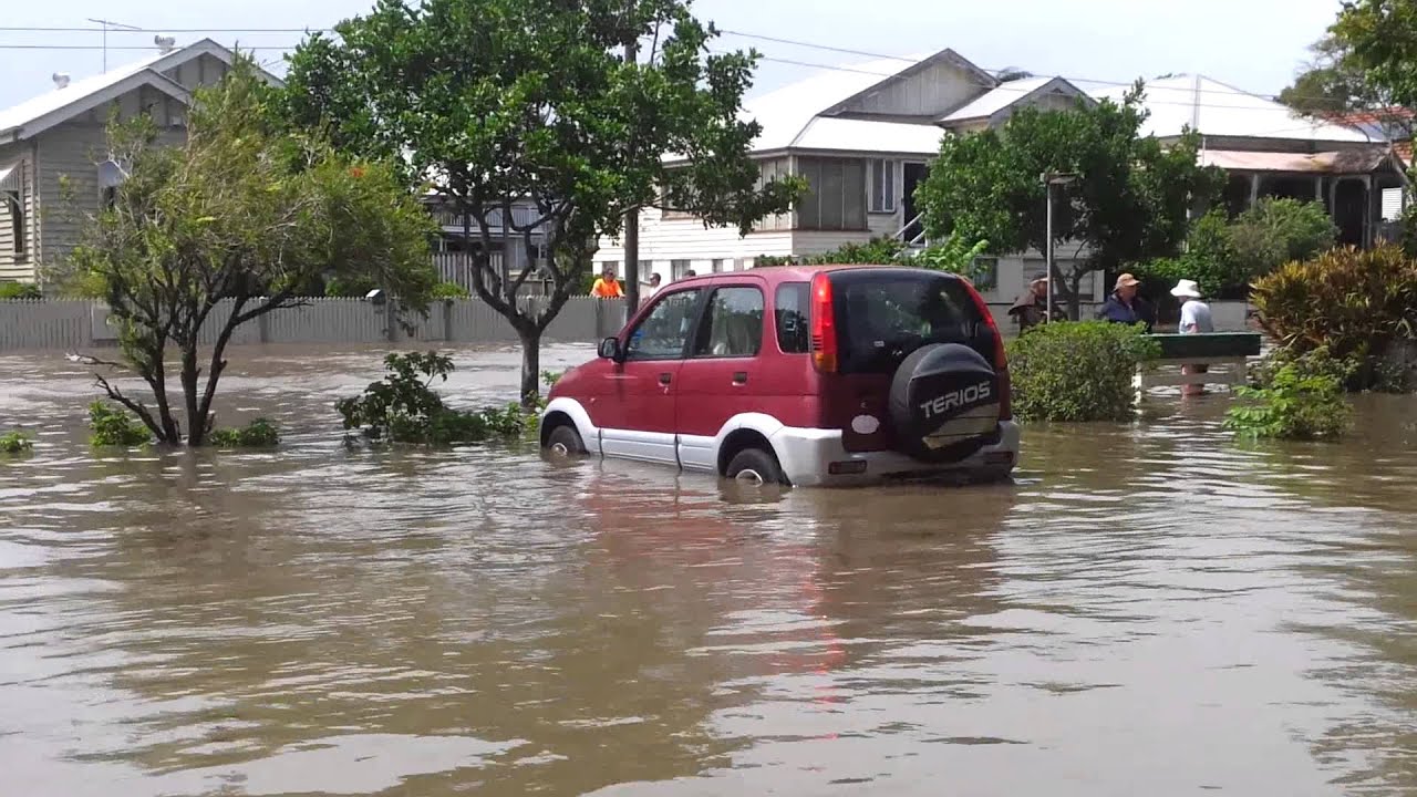floods in brisbane sandgate at the water front . 27/1/2013 - YouTube