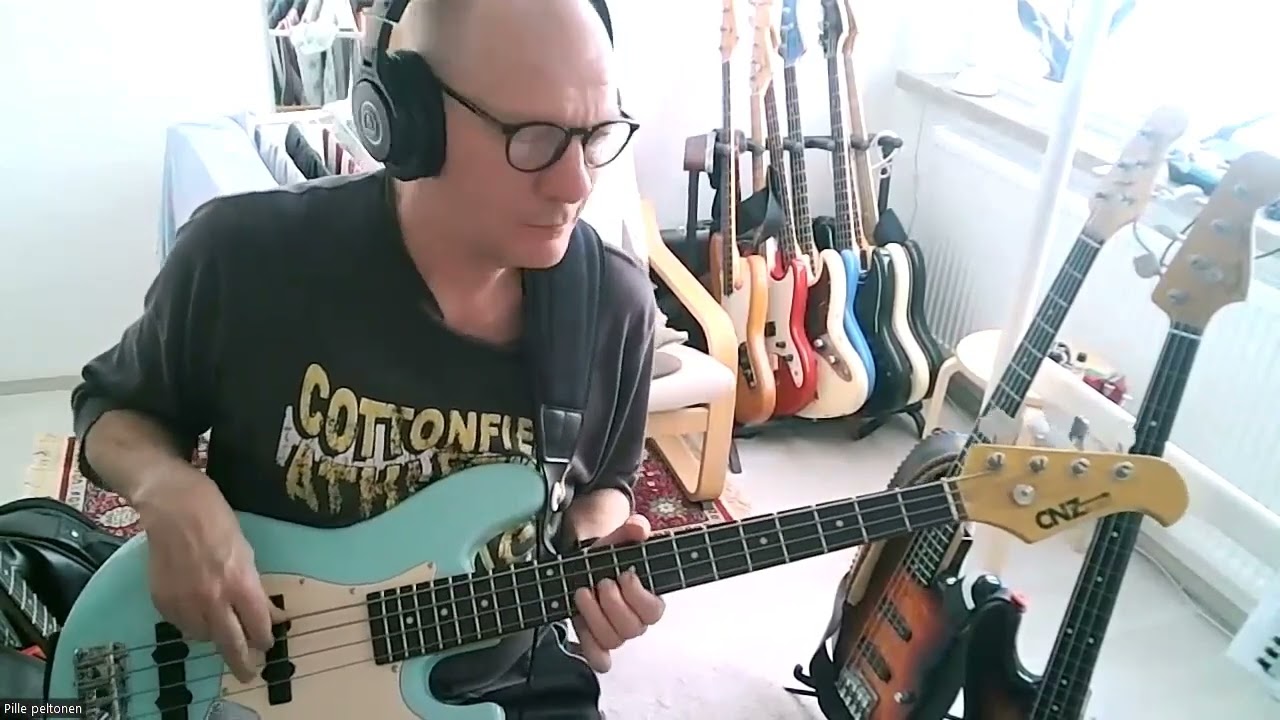 Cnz mini jazz bass wonderful little thing - YouTube