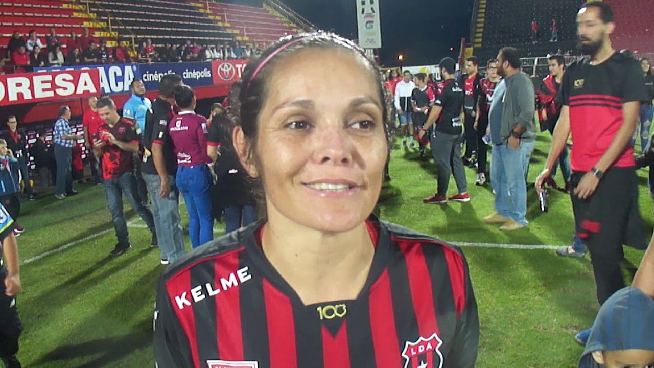 Laura Sánchez regresa al título después de 10 años - YouTube