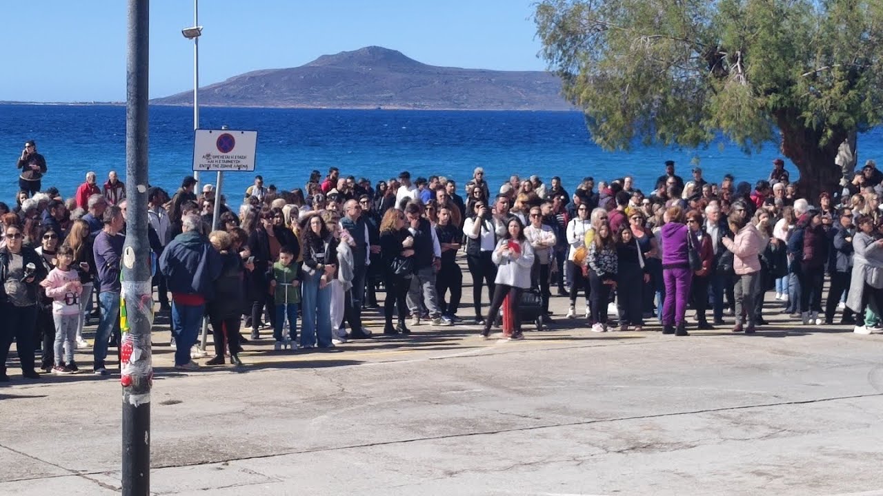 Πλήθος κόσμου στη Νεάπολη Λακωνίας για τα Τέμπη - YouTube