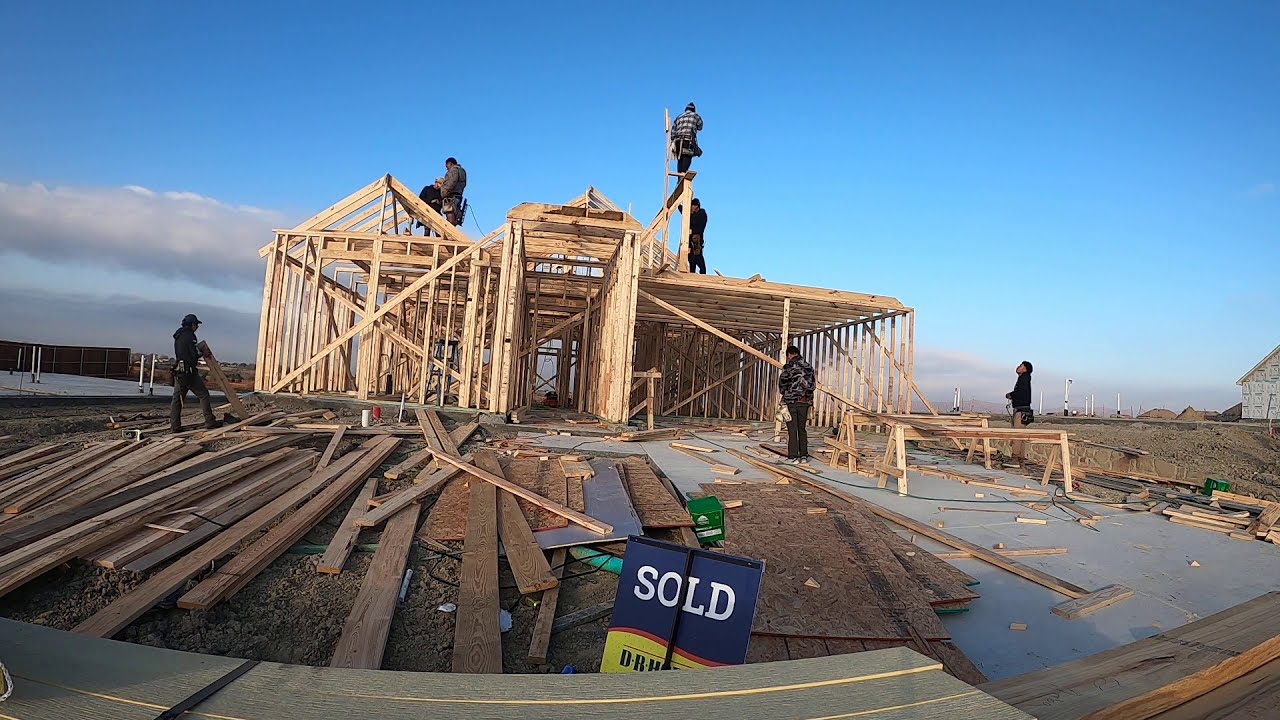 Armando Techo Cortado en Fate TX - Roof Framing Timelapse - YouTube