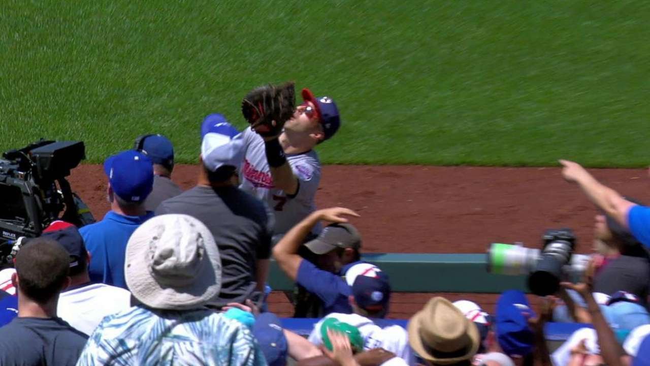 MIN@KC: Mauer makes nice catch over the railing - YouTube