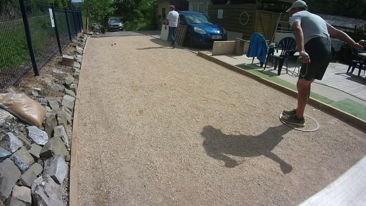 Pétanque Entrainement de tir, match pointer une boules et tirer les 2 ...