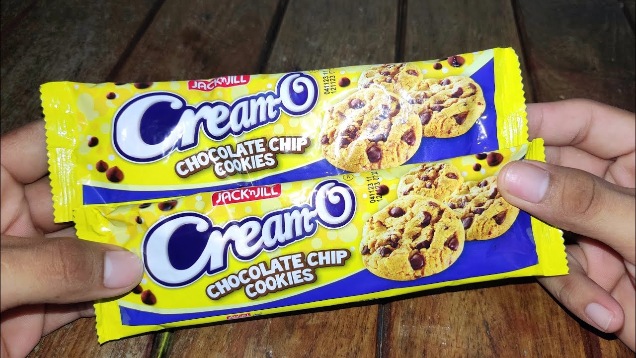 UNWRAPPING AND REVIEW CREAM-O CHOCOLATE CHIP COOKIES - YouTube