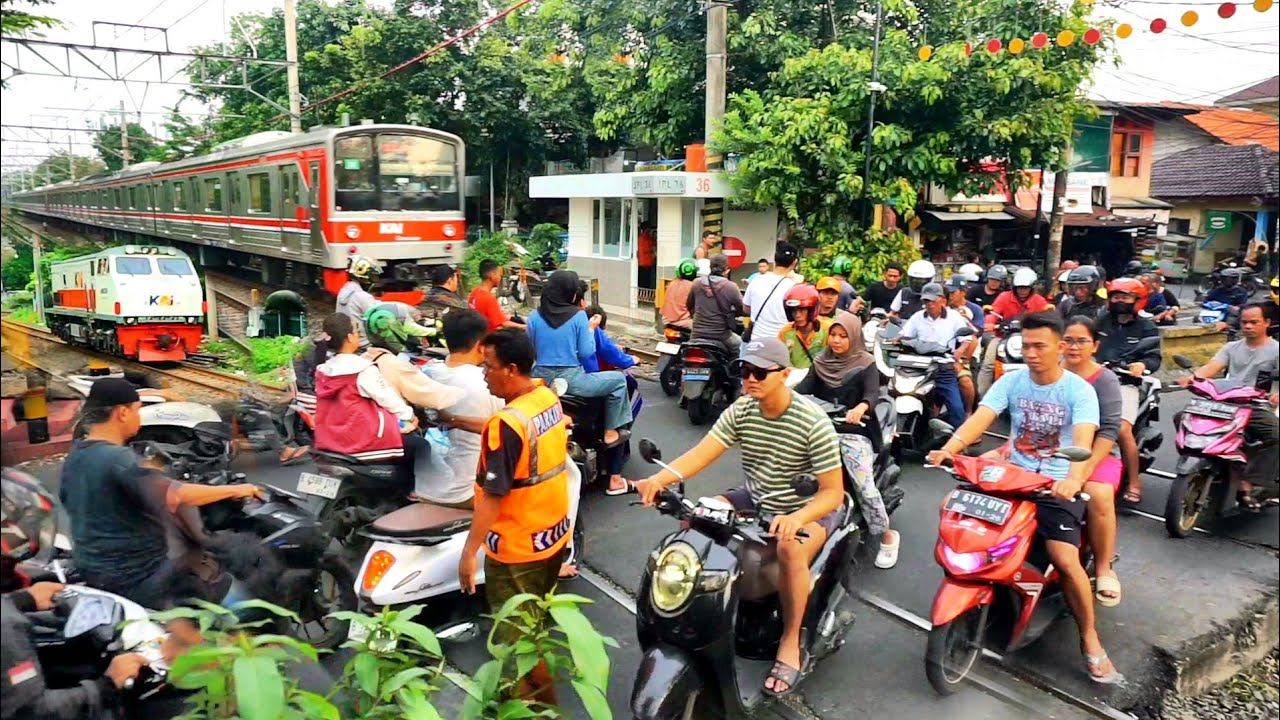 🔴kereta api panjang, detik detik perlu padat pengendara kereta sudah ...