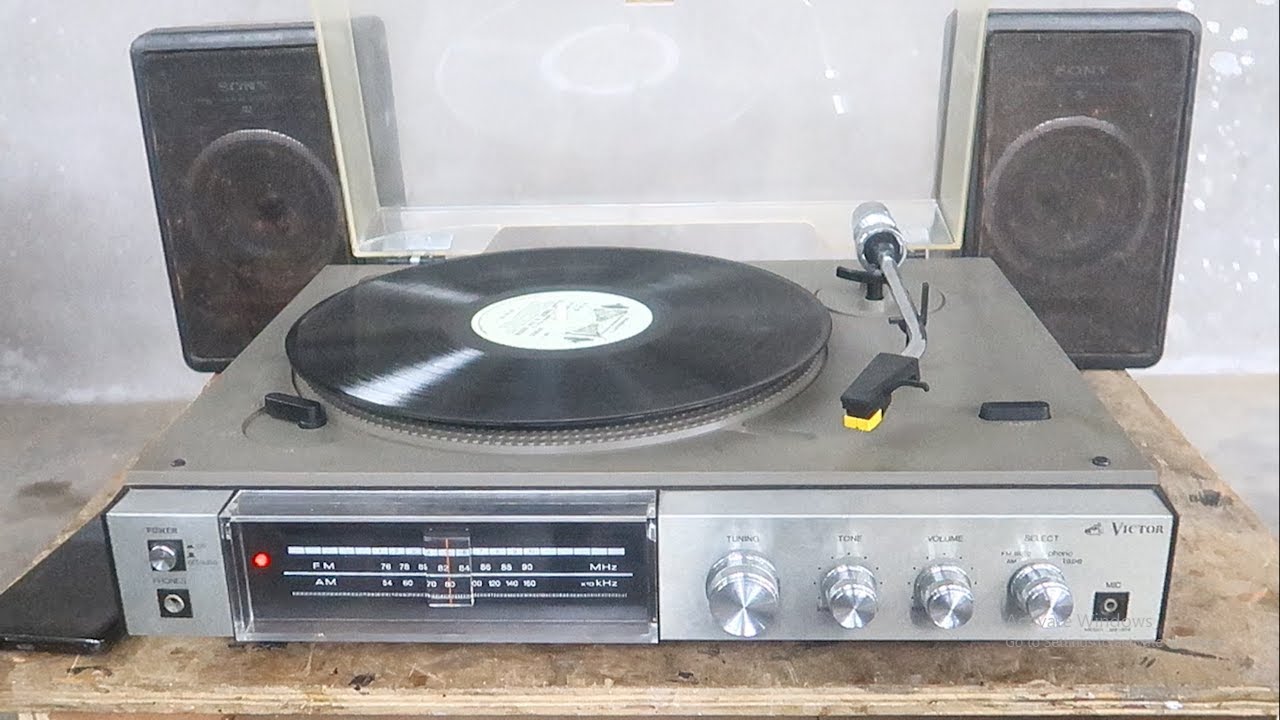 Restored Victor turntable with built in power amplifier // Restoring ...