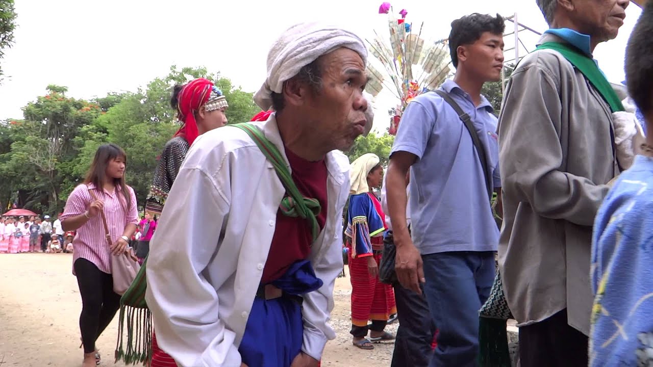 Palaung people bring offerings to the temple - YouTube