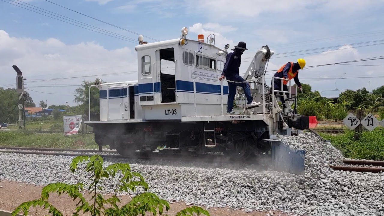 รถเกลี่ยหินทำงานทางคู่สายใต้ ใกล้ๆสถานีบ้านกล้วย Ballast level machine ...