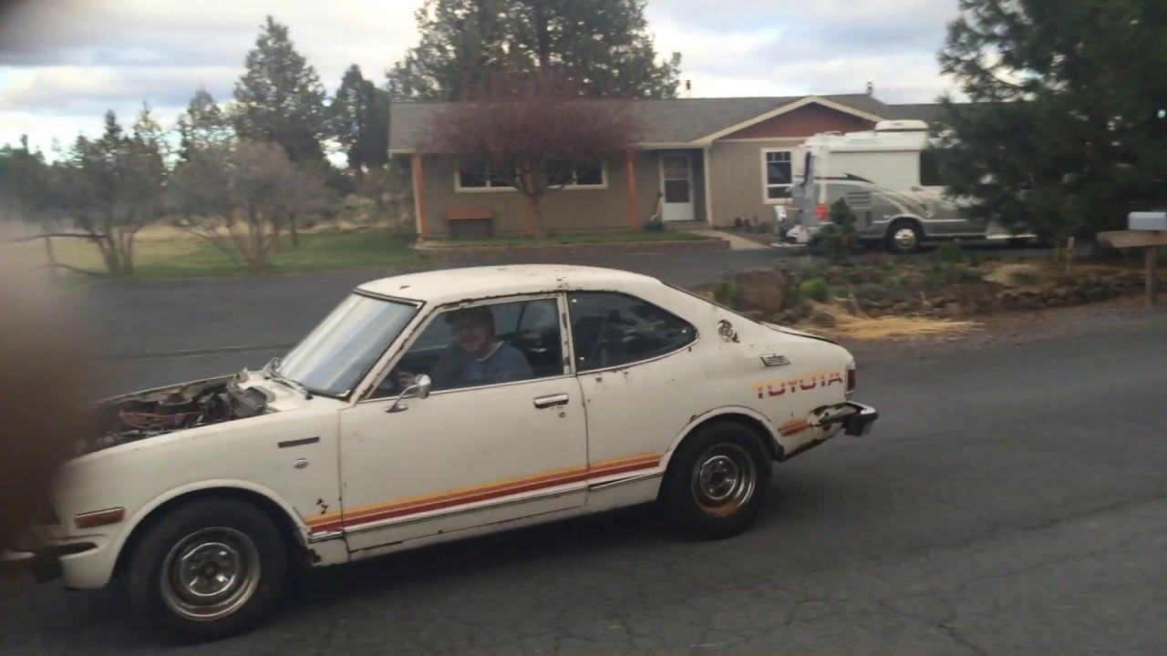 1974 Toyota Corolla Deluxe Te27 Driving - YouTube