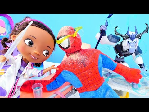 Süper Kahraman oyunu. Spiderman gözüne kum kaçınca Doc McStuffin'e gidiyor! Erkek çocuk videosu