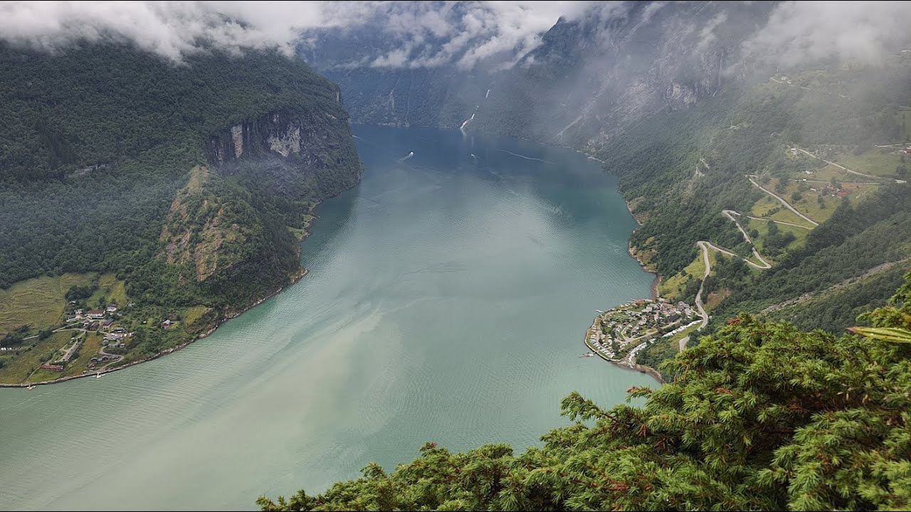 Wanderung zur Aussicht Vesterasfjellet (Løsta) über dem Geirangerfjord ...