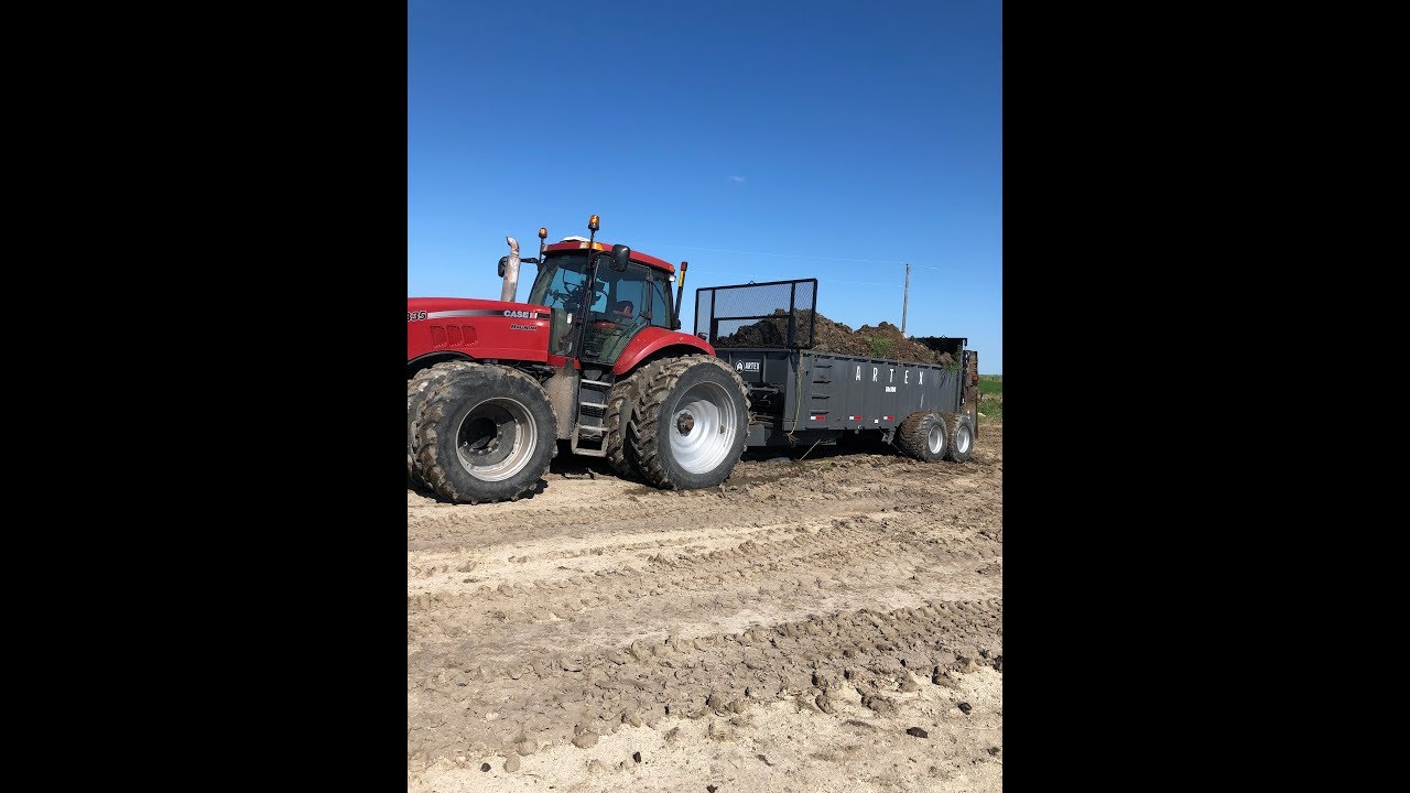 Loading the artex SBX700 manure spreader - YouTube