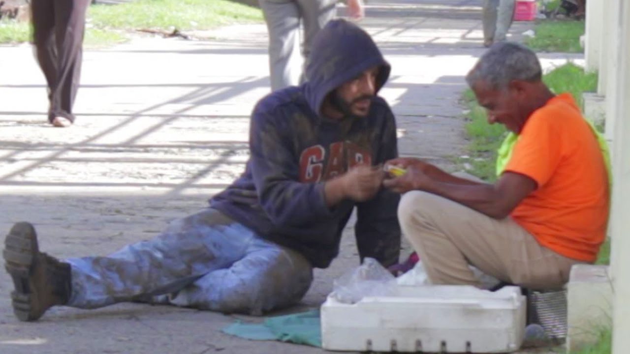 ¡HOMBRE SIN CASA HACE ALGO INCREÍBLE! (EXPERIMENTO SOCIAL) - YouTube