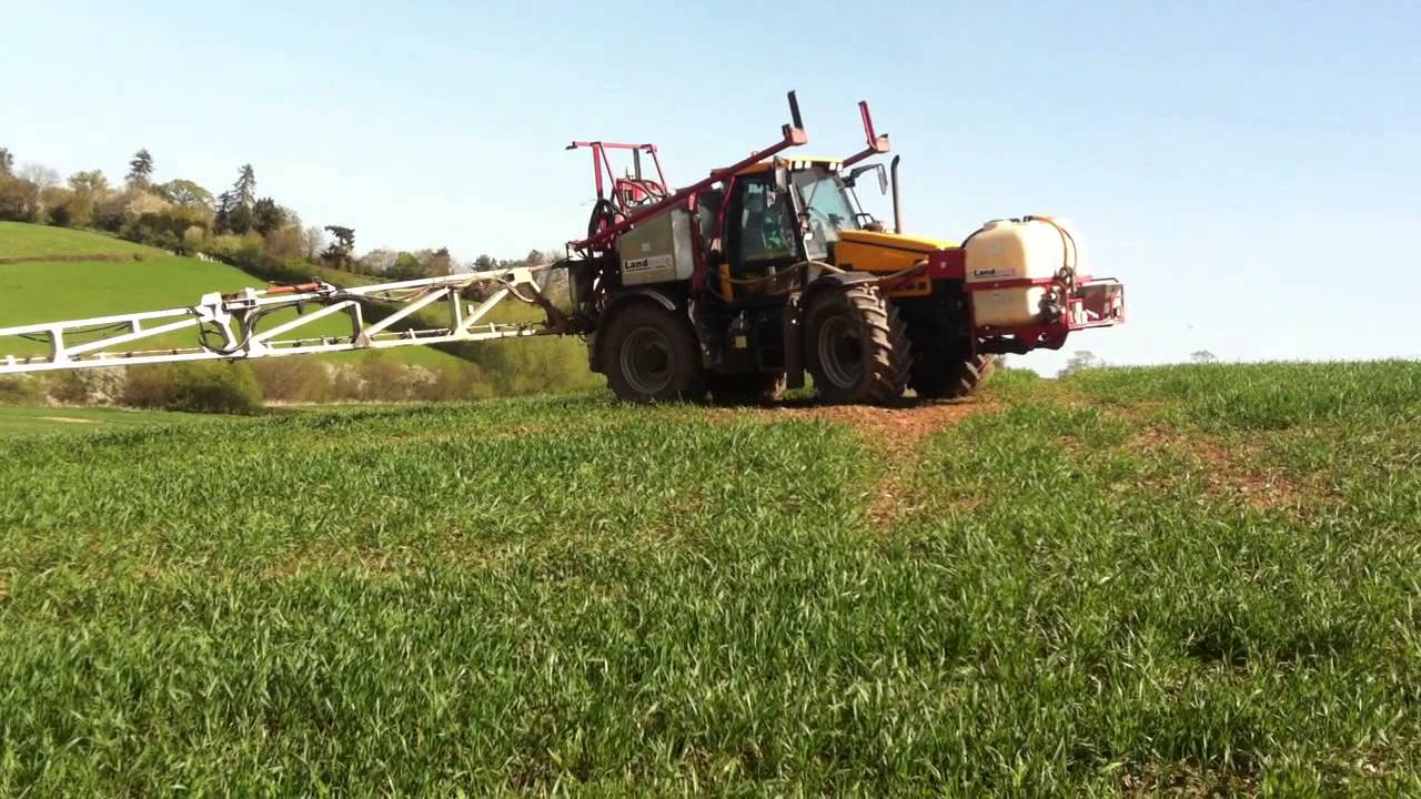 Jcb fastrac 2135 Landquip spraying - YouTube