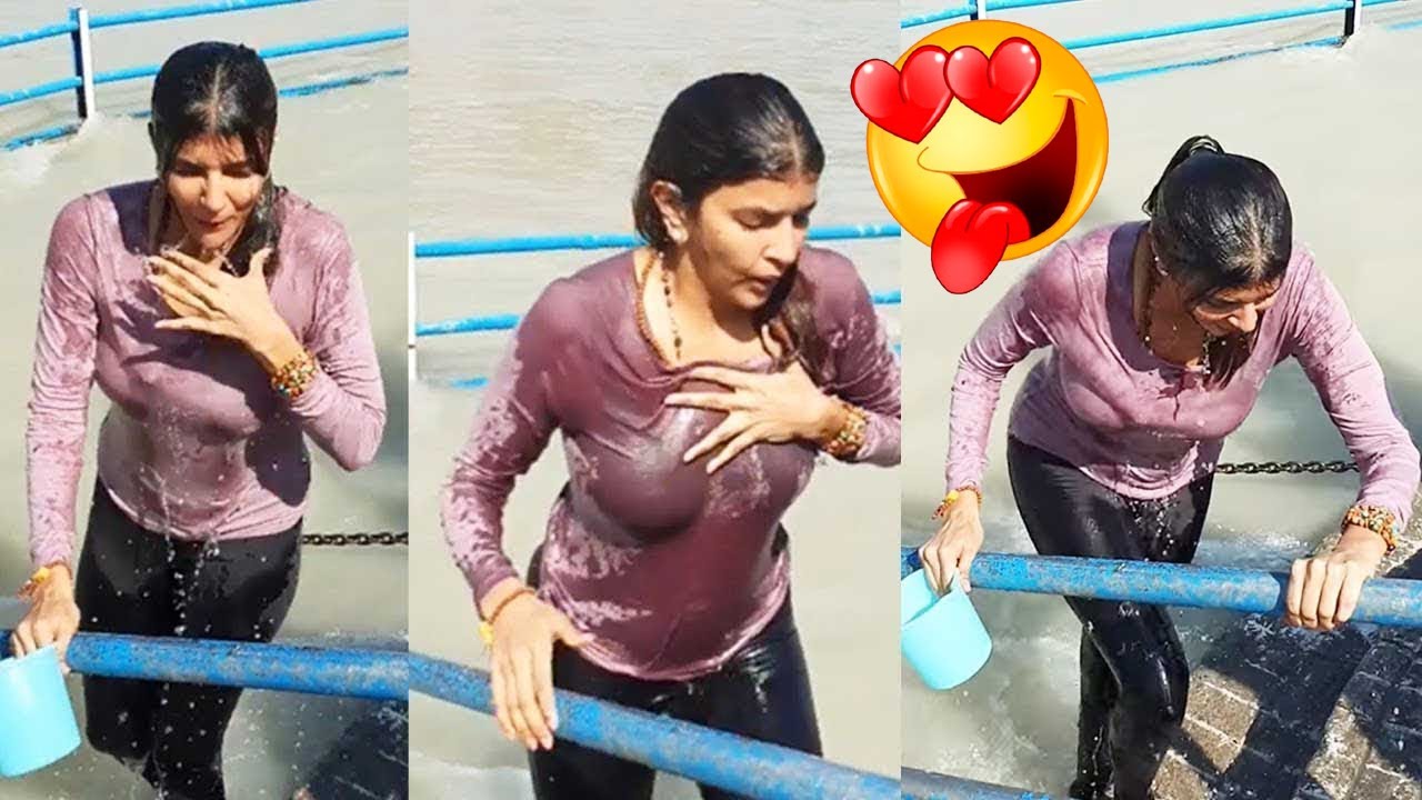 Manchu Lakshmi HolyBath Video At Haridwar Temple |Filmy Monk - YouTube