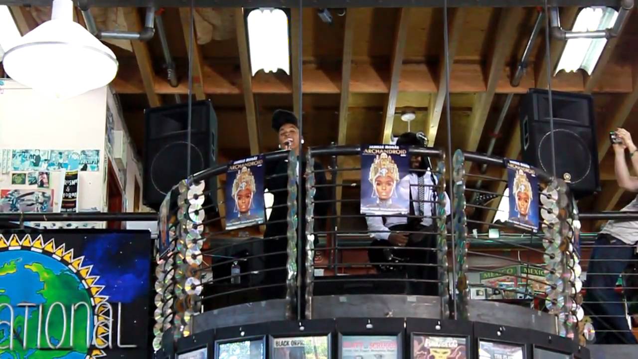 Janelle Monáe performs Smile - YouTube