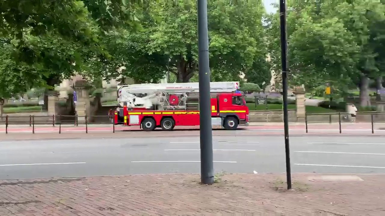 Merseyside Fire & Rescue Kirkdale ALP Responding - YouTube