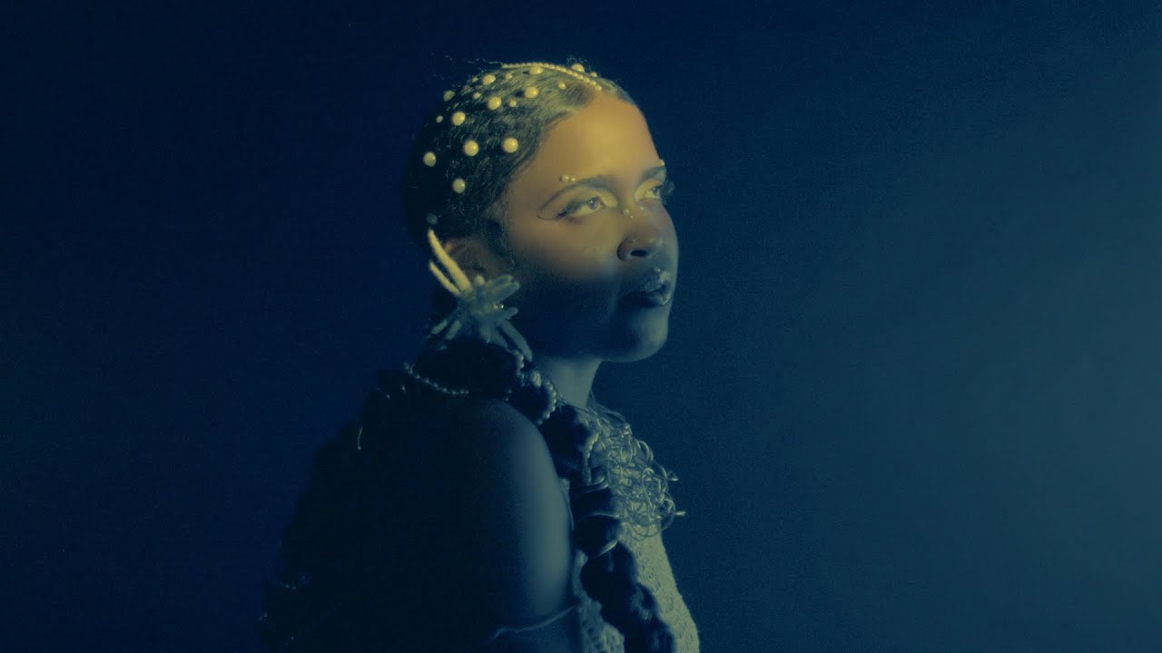 Alexia Thomas - Lost in Space (Musicvideo) - YouTube