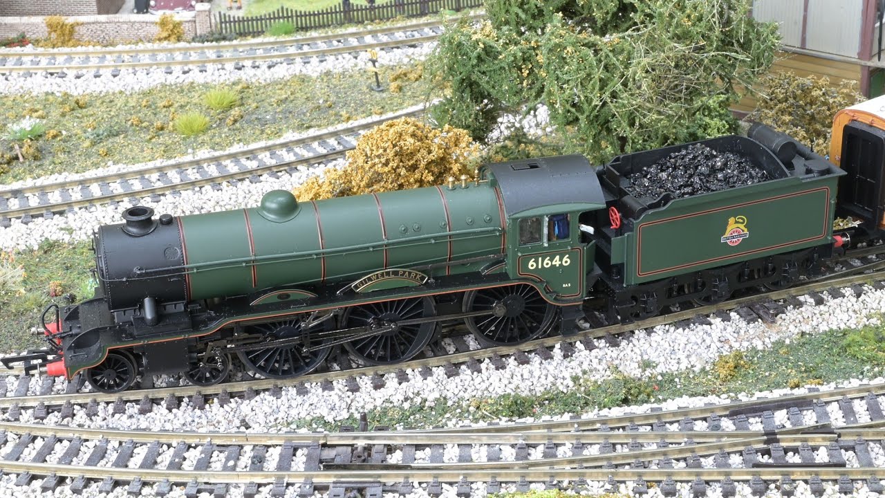 "Gilwell Park" pulling LNER Teak carriages : 4K Widescreen - YouTube