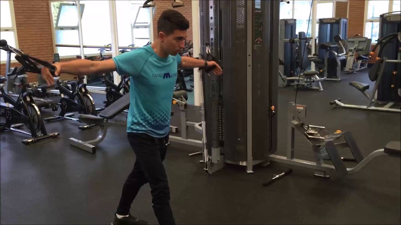 Cruces bajos polea alta de pie agarre supino - Pectoral - YouTube