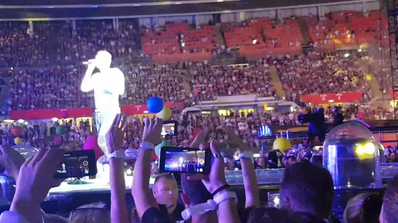 Coldplay - Amazing Day - Vienna 11/06/2017 - YouTube