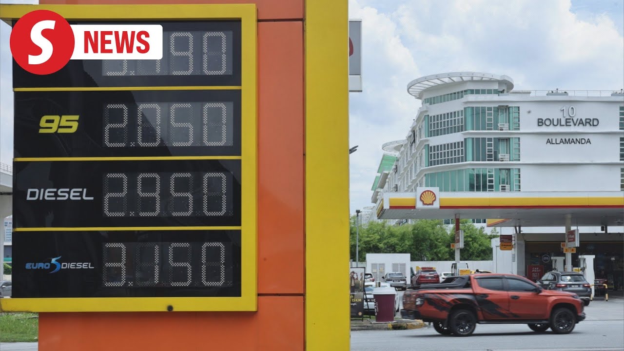 Two-tiered pricing system to be implemented for RON95 petrol, says Rafizi - YouTube