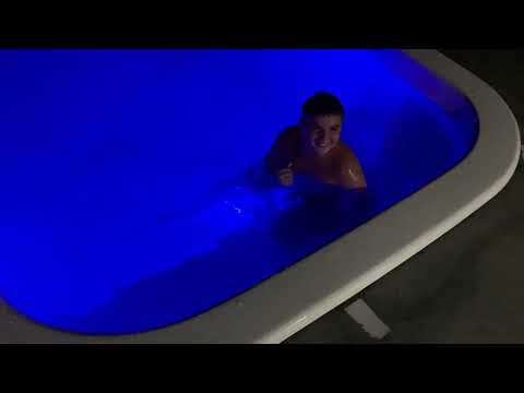 Entramos na piscina no meio da noite