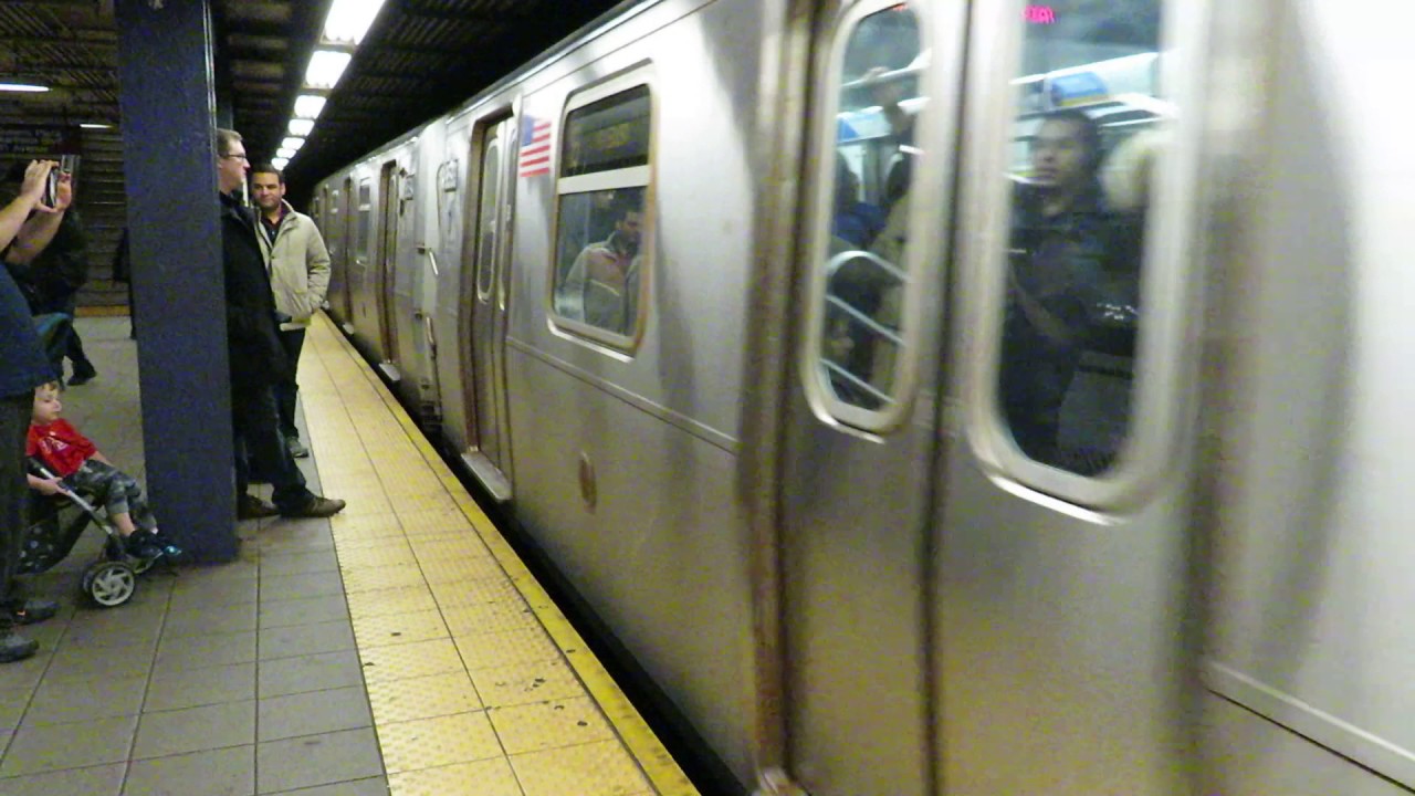 MTA NYCT Holiday Train Departing and R160 (E) Train Entering Queens ...