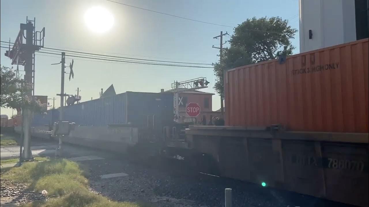 CPKC 4719 EB Leads Auto/Intermodal Train With Friendly Crew In Laredo, Texas 6/24/23 - YouTube