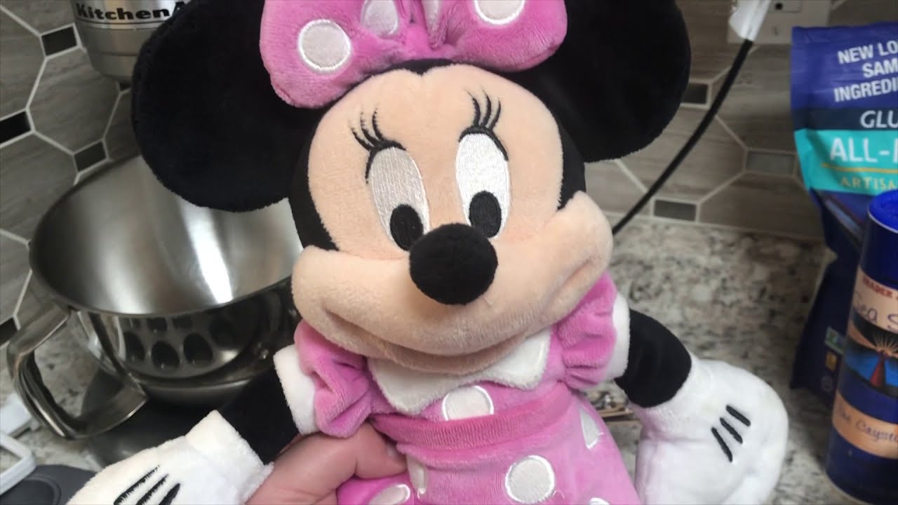 Cooking with Minnie! Making muffins, with Minnie Mouse! Learning to ...