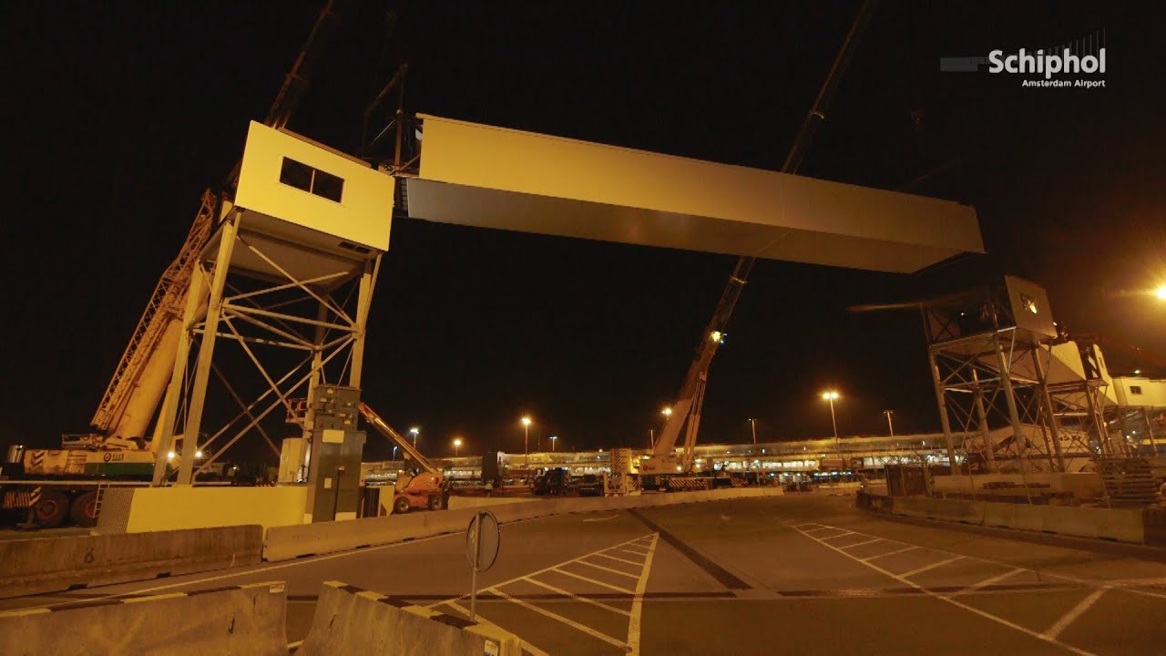Nieuwe loopbrug via landingsbaan naar terminal - YouTube