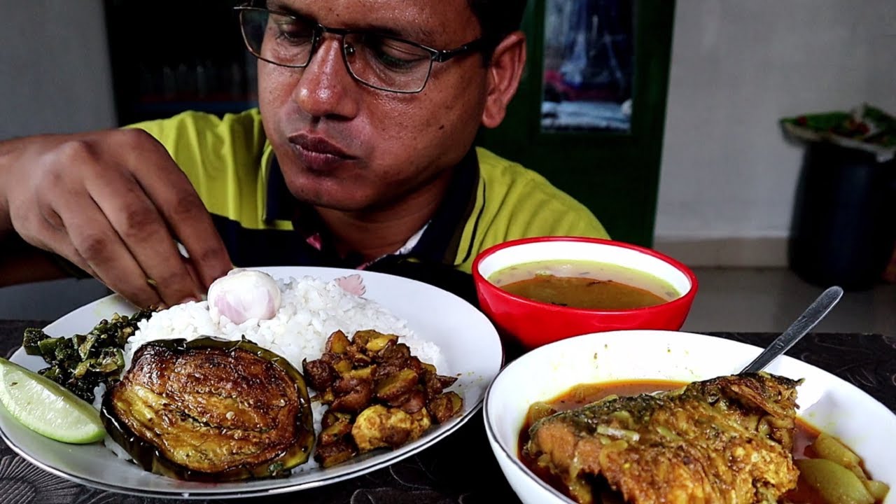 OMG! HUGE FISH HEAD EATING MIXED VEGETABLE WITH RICE AND EATING SOUND ...
