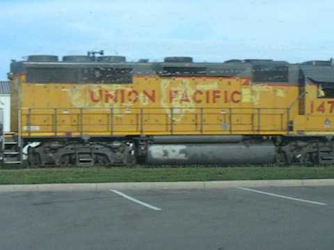 UP 1474 brings 3 cars through Jefferson wi 8/13/15 - YouTube