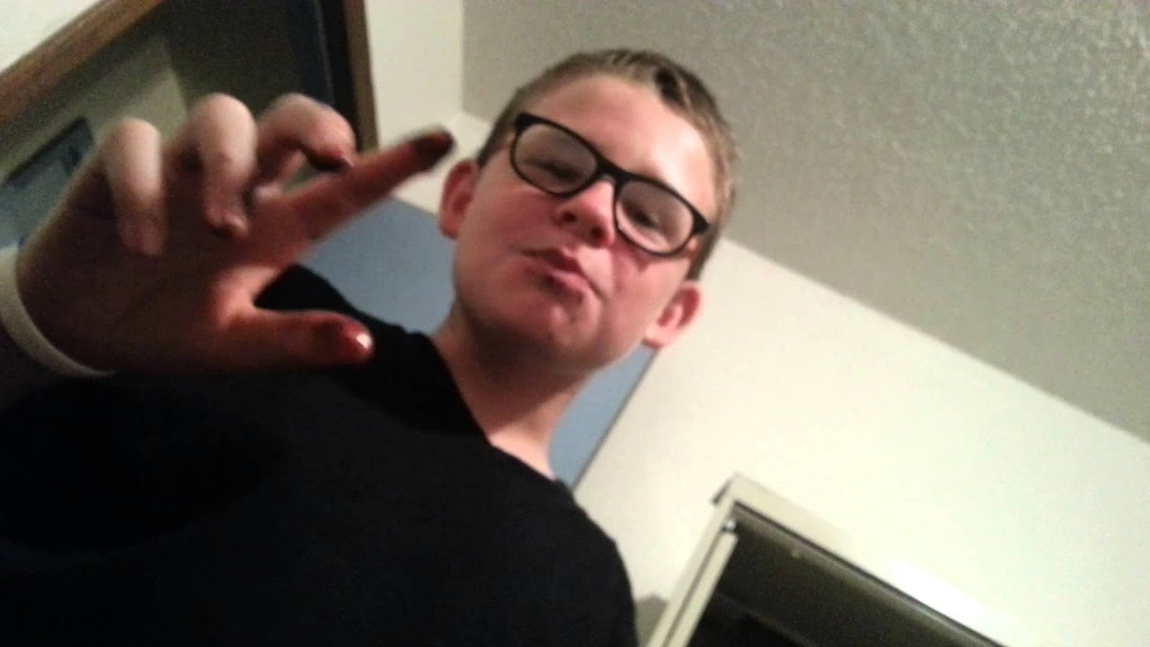 Boy eats worms - YouTube