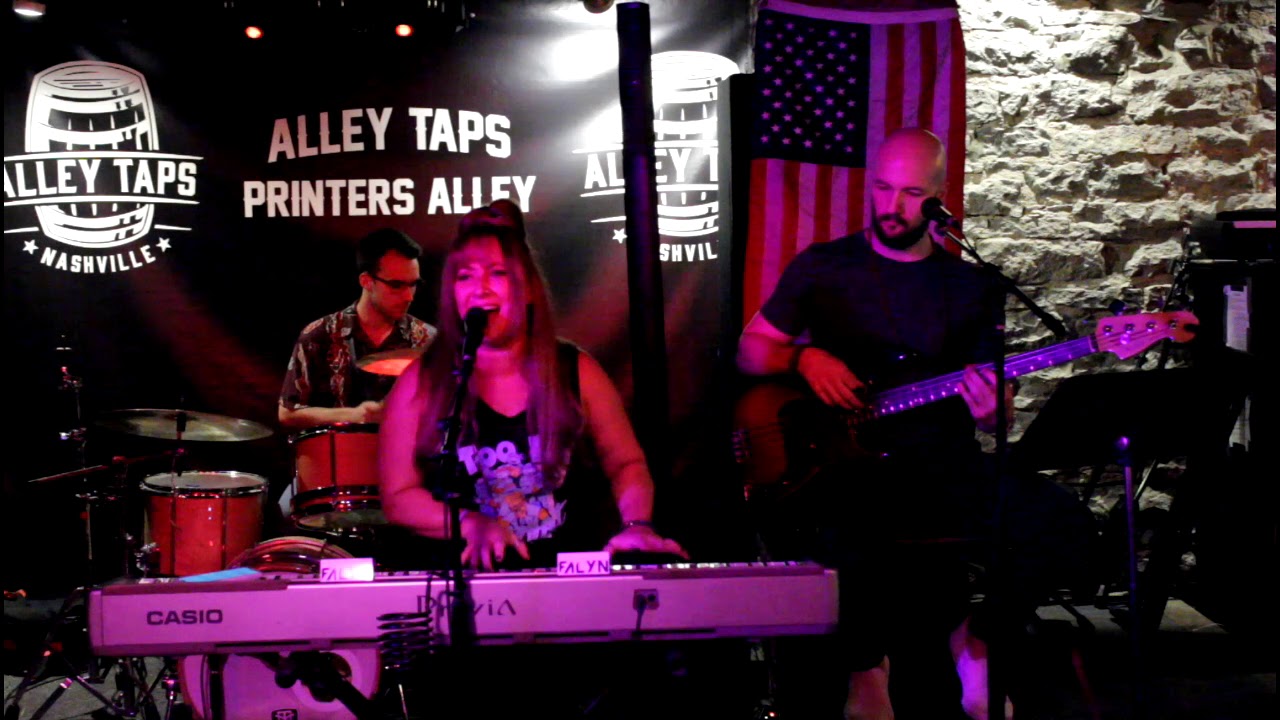 Falyn performing a cover of "Fallin" - YouTube