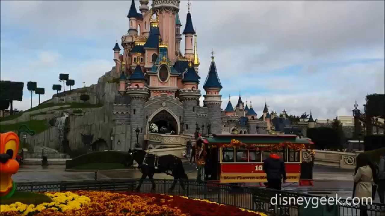 Disneyland Paris: Park Bench View Main Street USA/Sleeping Beauty ...