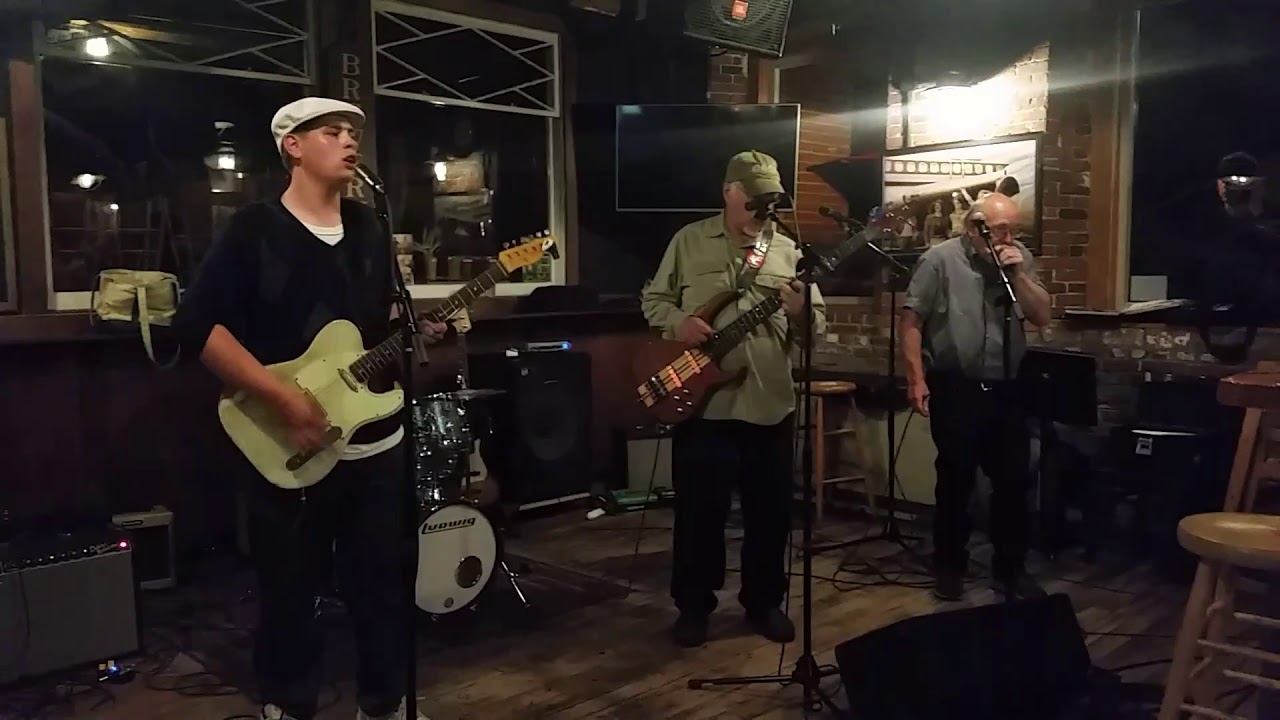 Memphis Lightning This 19 year old is an amazing guitarist ! - YouTube