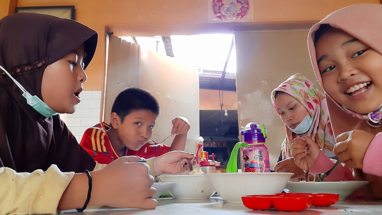Makan di depot sendiri "soto madura gubeng pojok" - YouTube