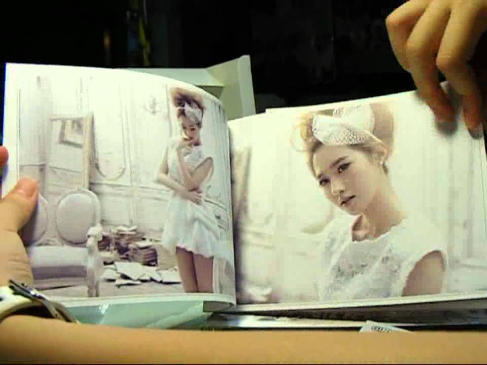 Girls Generation Japan First Album unboxing - YouTube