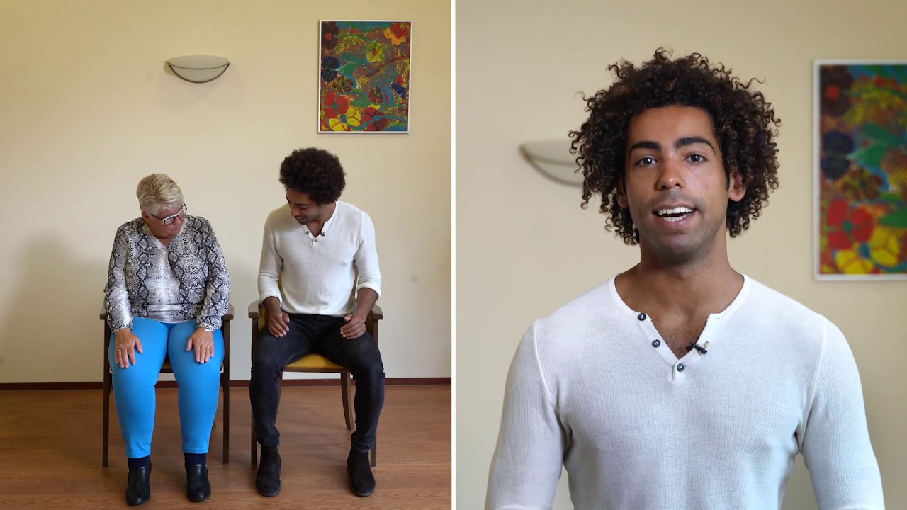 Oefening sterke benen: opstaan uit de stoel - YouTube