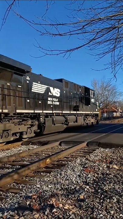 Fantastic Solo Speedster "entering downtown" Very LOUD HORN! Norfolk Southern #4857 - #940 ...