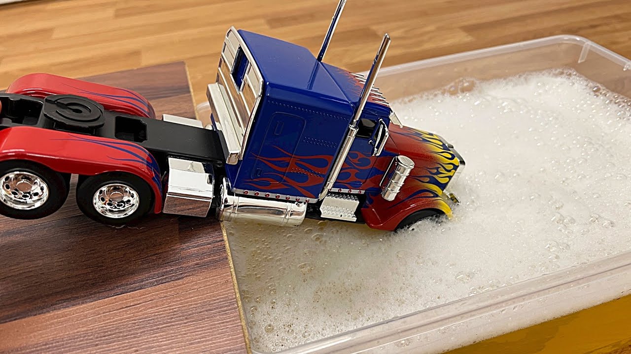Cool Diecast Model Cars Sliding Into The Water And Foam - YouTube