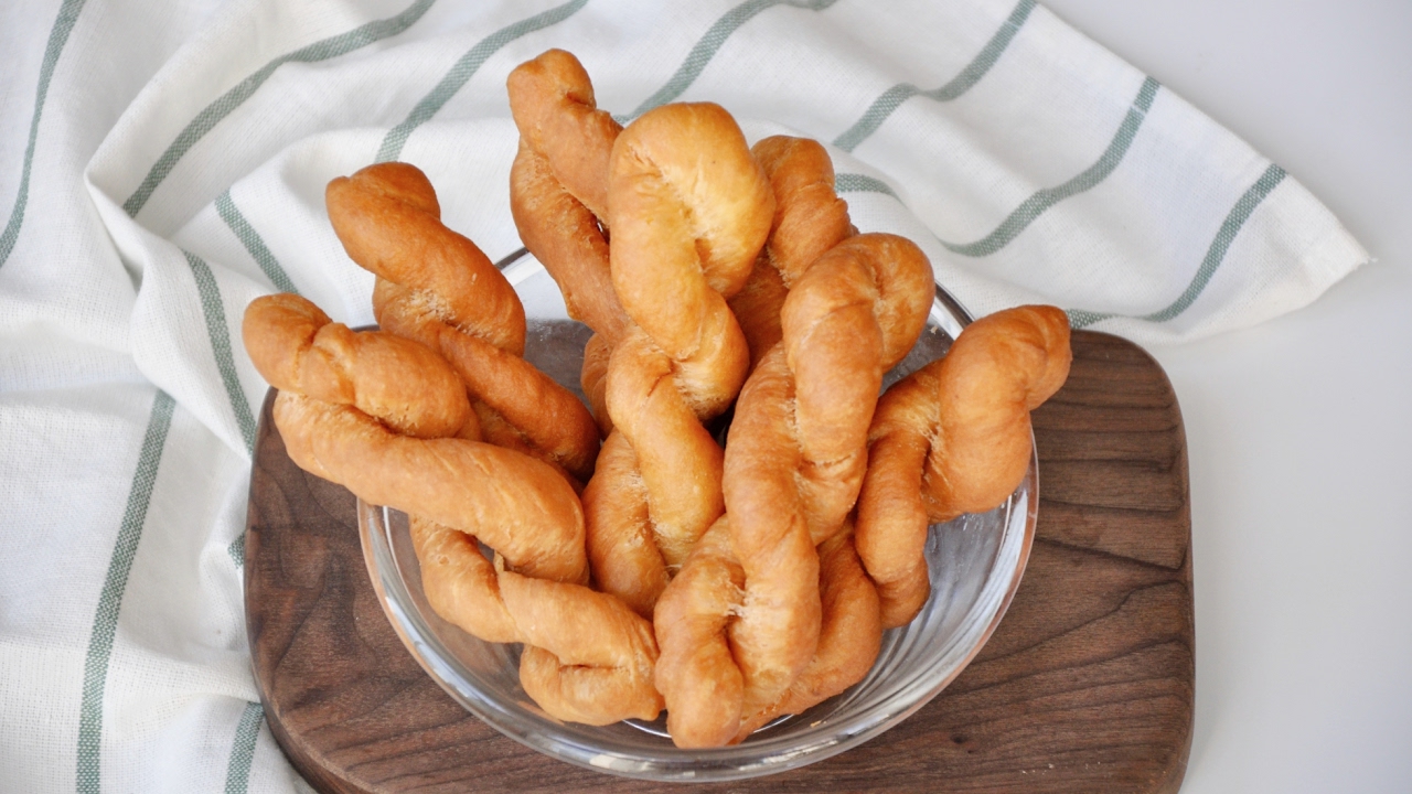 Fried Dough Twist 自制炸麻花～Freesiaa Made 第90集 - YouTube