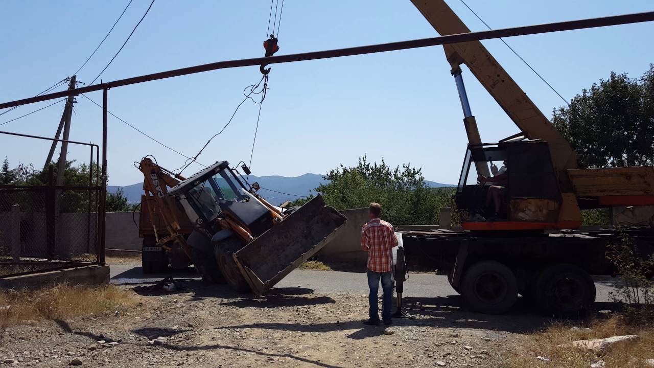 BACKHOE LOADER accident turned over / ЭКСКАВАТОР В результате аварии ...