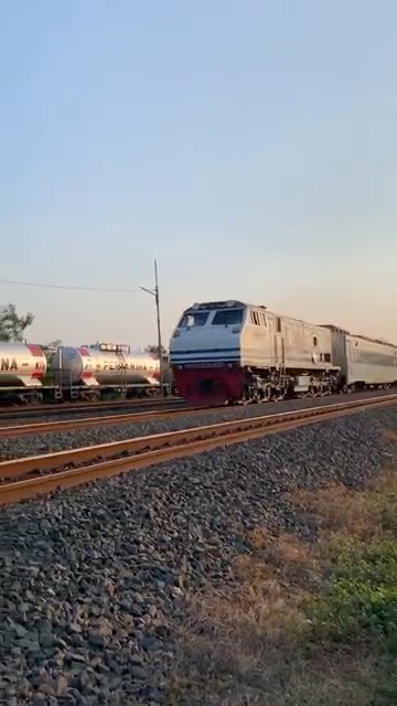 KA BATAVIA DG LOKO WNB 🔥#railfan #railfansindonesia #keretaapi # ...