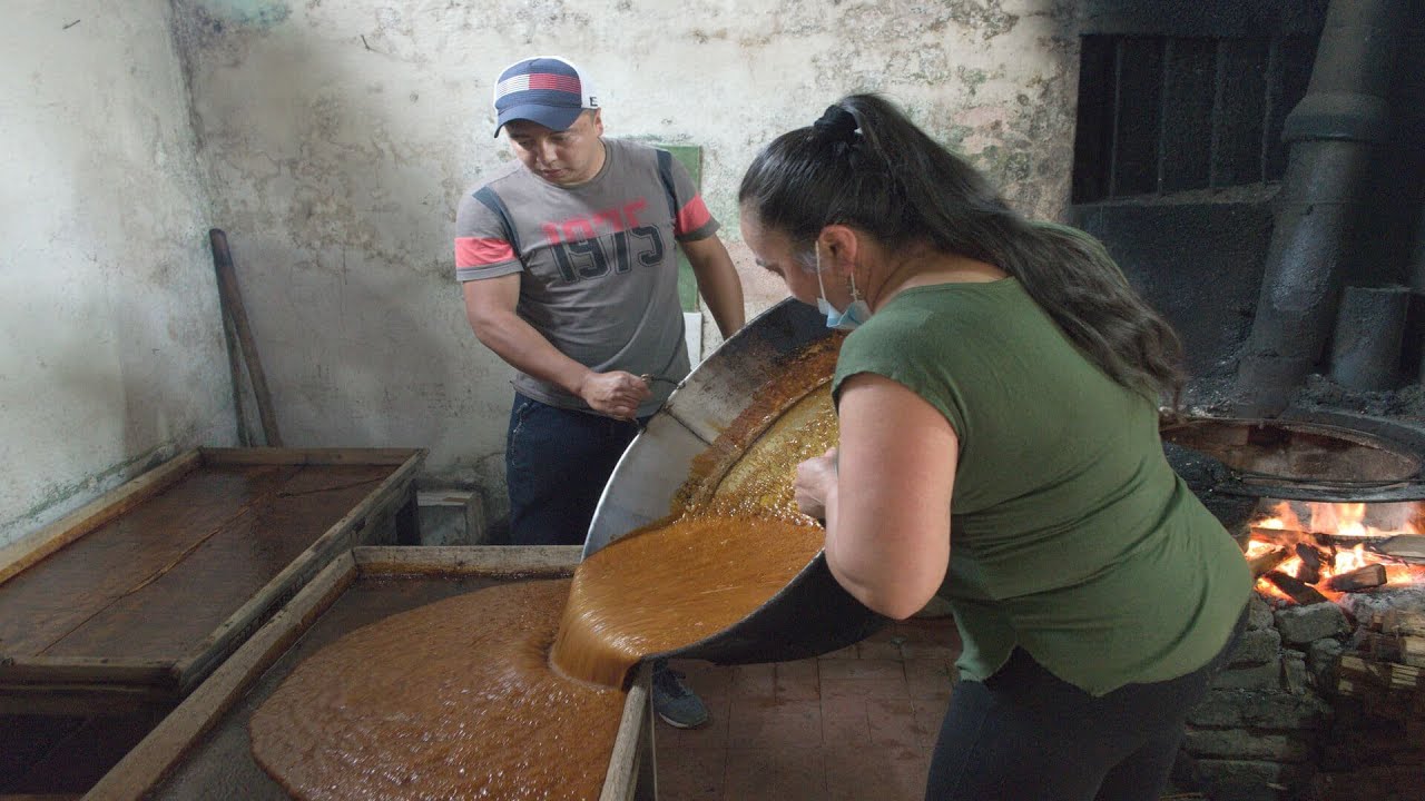 Dulces Colombianos: Melcocha, el ‘chicle natural’ de Sandoná - YouTube