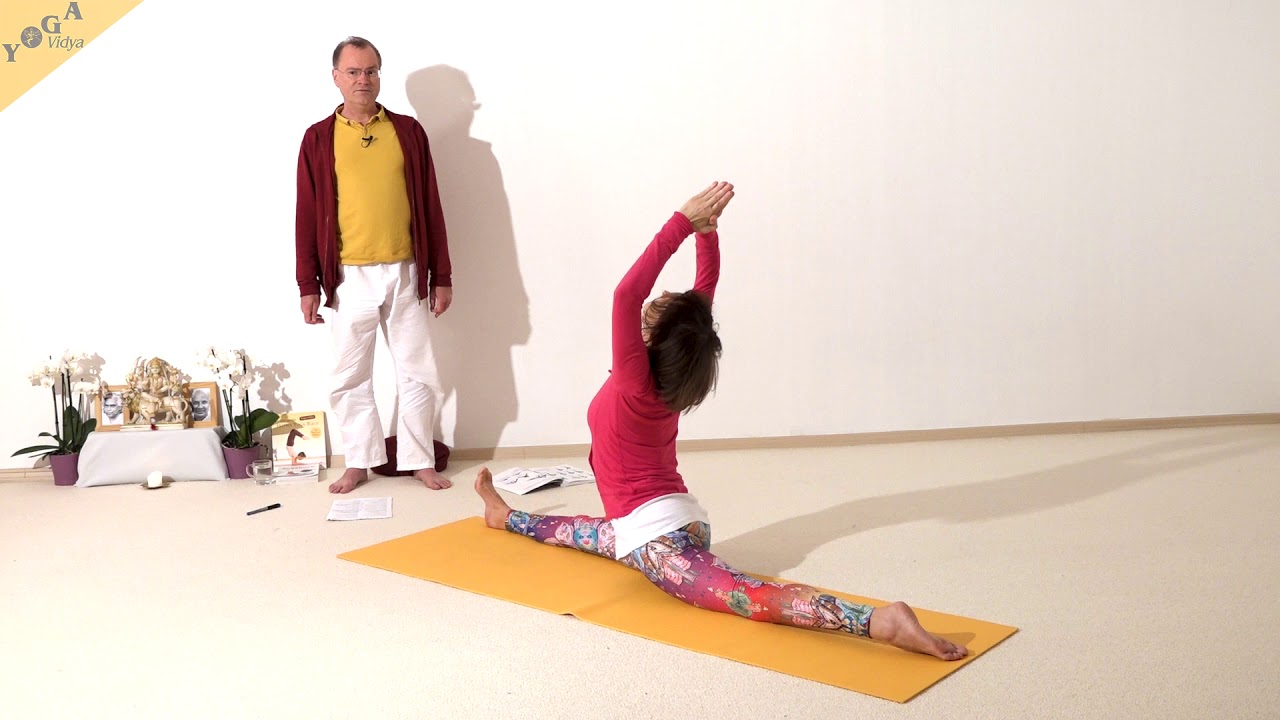Aus dem Stehen in den Seitspagat und in den geraden Spagat - Yoga Asana ...