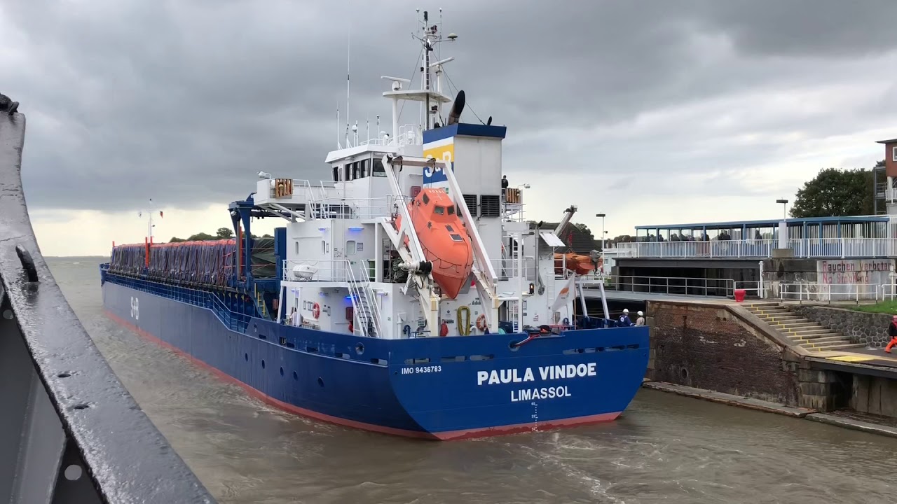 Mit der MS Bleichen durch die Schleuse Brunsbüttel auf die Elbe - YouTube