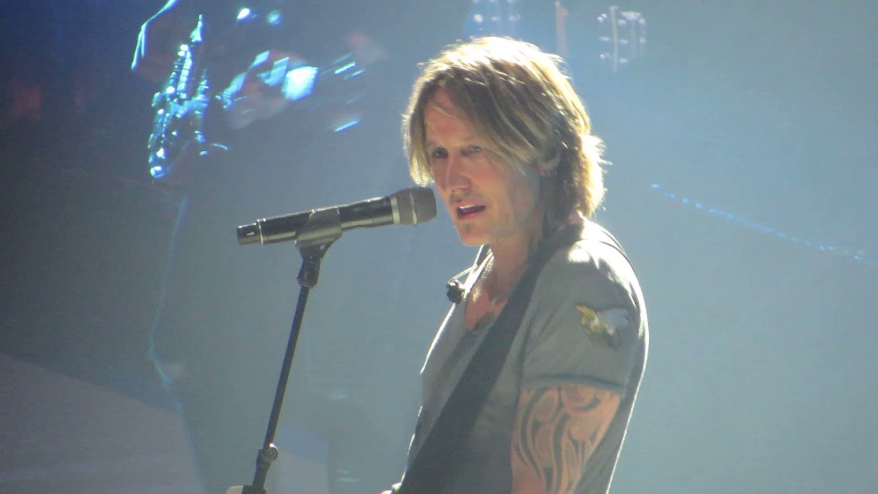 Keith Urban "Female" Live @ Giant Center, Hershey Pennsylvania - YouTube