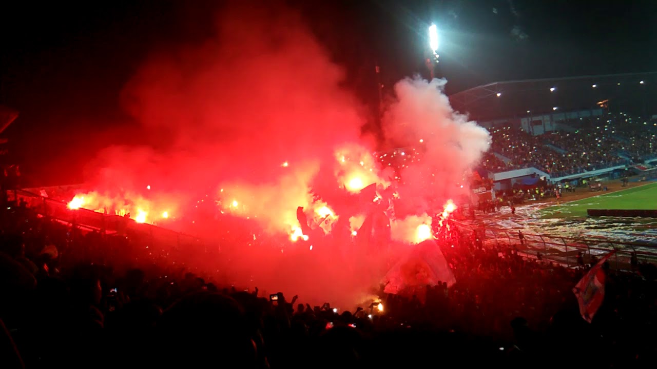 Aremania the best of supporter from INDONESIA - YouTube